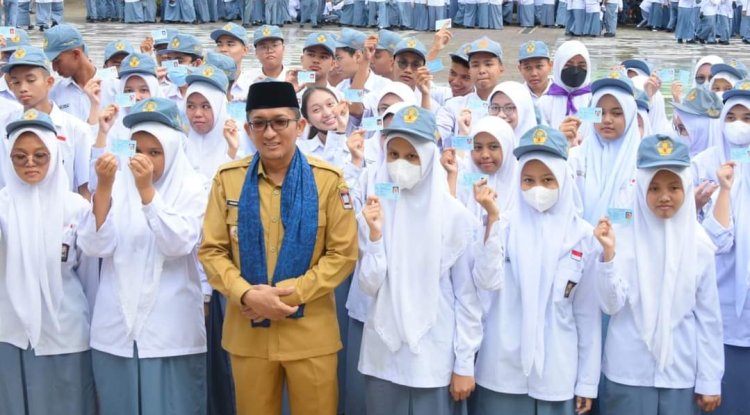 61 Siswa SMA Negeri 10 Padang Terima e-KTP Dari Wali Kota Hendri Septa ...